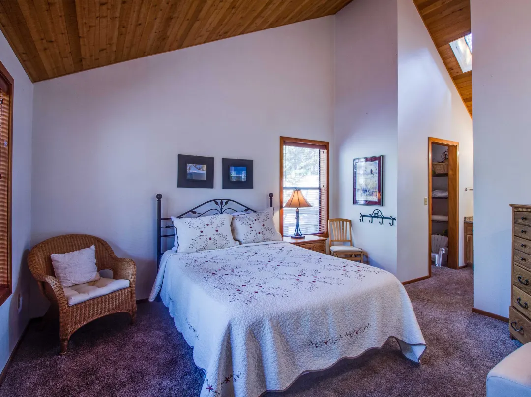 Private Hot Tub And Gas Fireplace - Serene Forest Retreat - Sunriver, OR