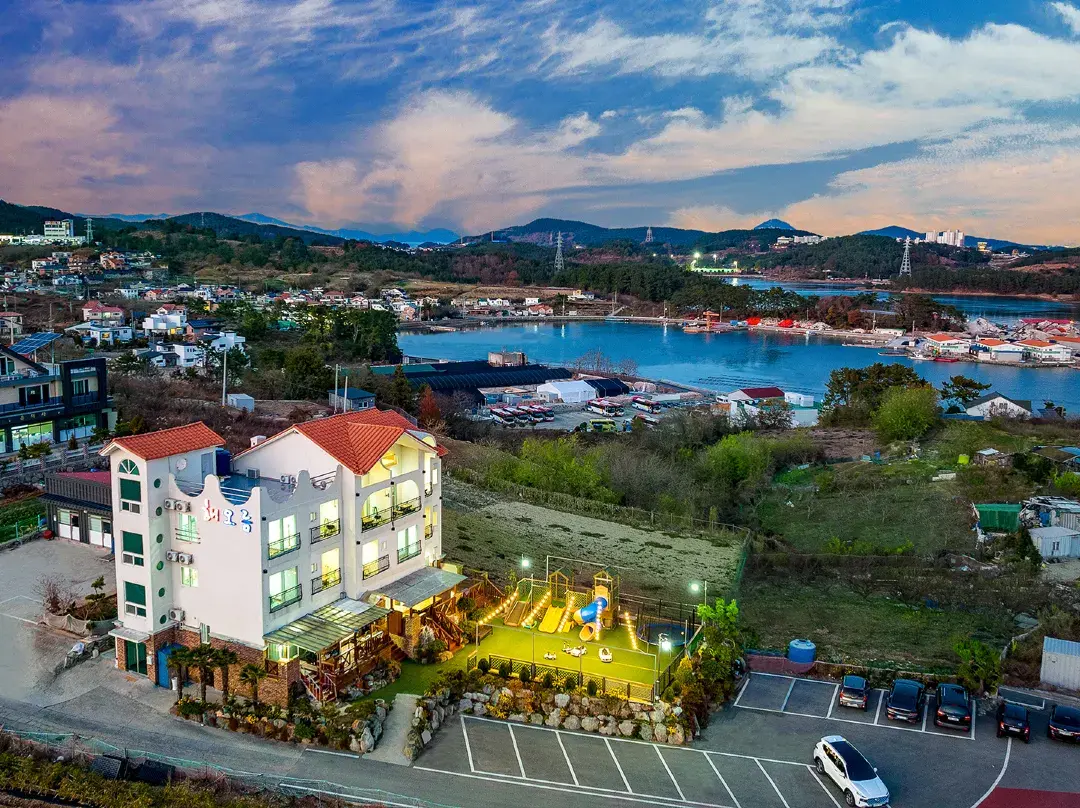 Tongyeong Haeoreum Kids Poolvilla - Tongyeong