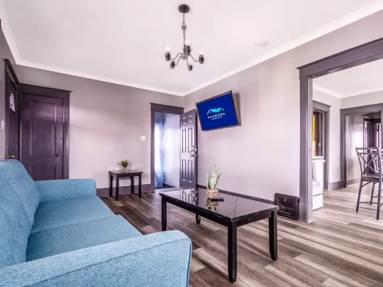 Spacious Living Areas And Two Kitchens - Inviting Family Haven - Niagara Falls