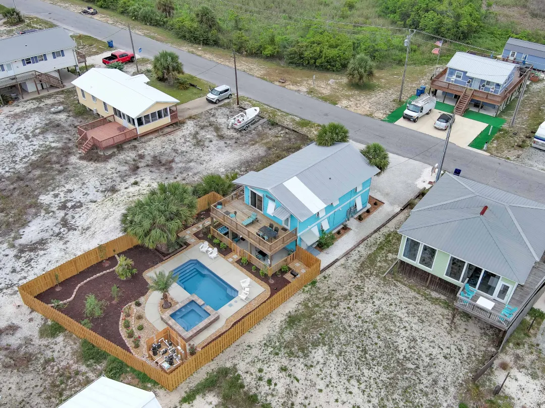 Outdoor Pool And Cozy Patio Retreat - Charming Coastal Escape - Gulf Shores, AL