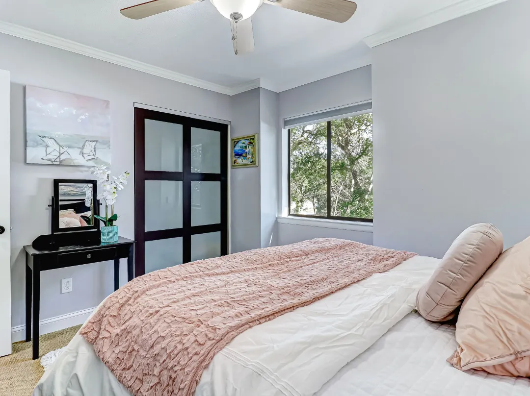 Amelia's Treehouse! 2 Blocks To Beach. Pool Access. Large Screened-in Balcony. Centrally Located! - Fernandina Beach, FL