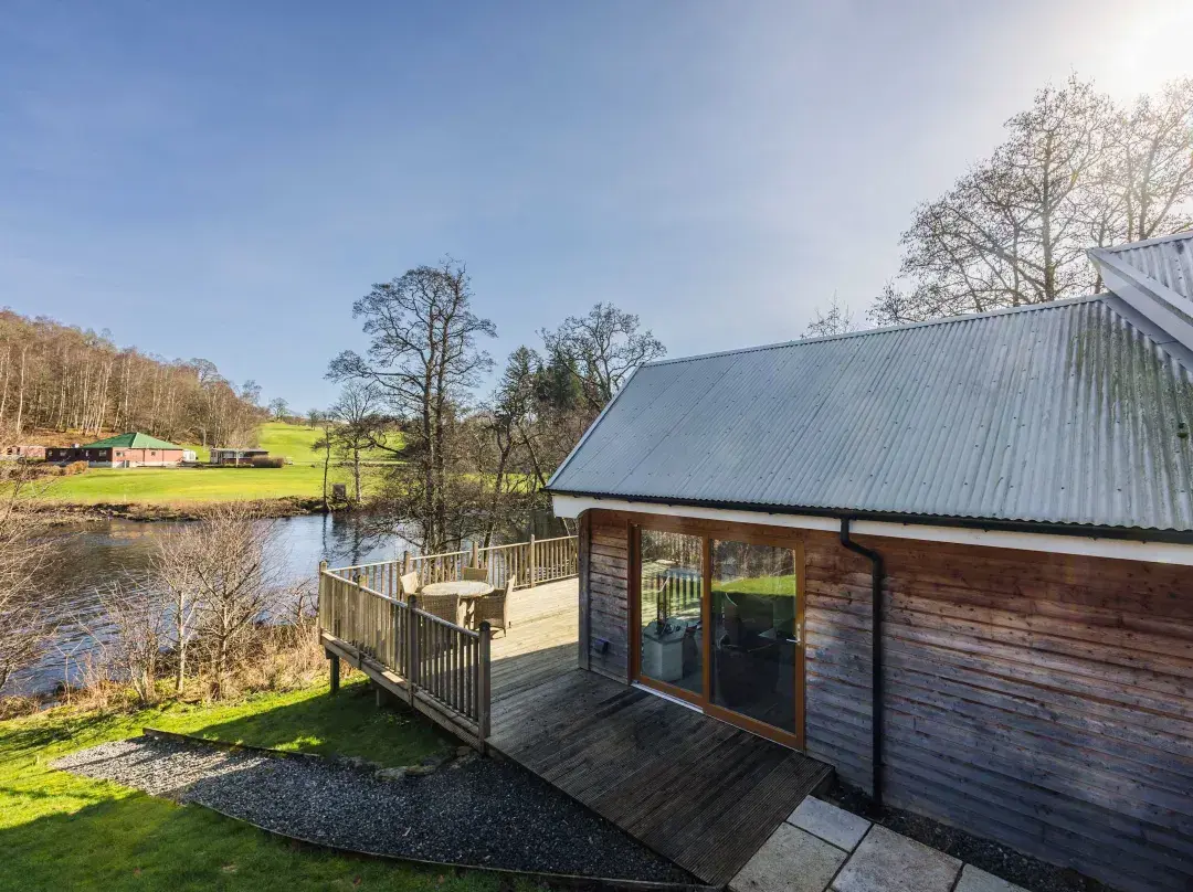 Riverbank- Glass-fronted Riverside Stay -Hot Tub - Loch Tay