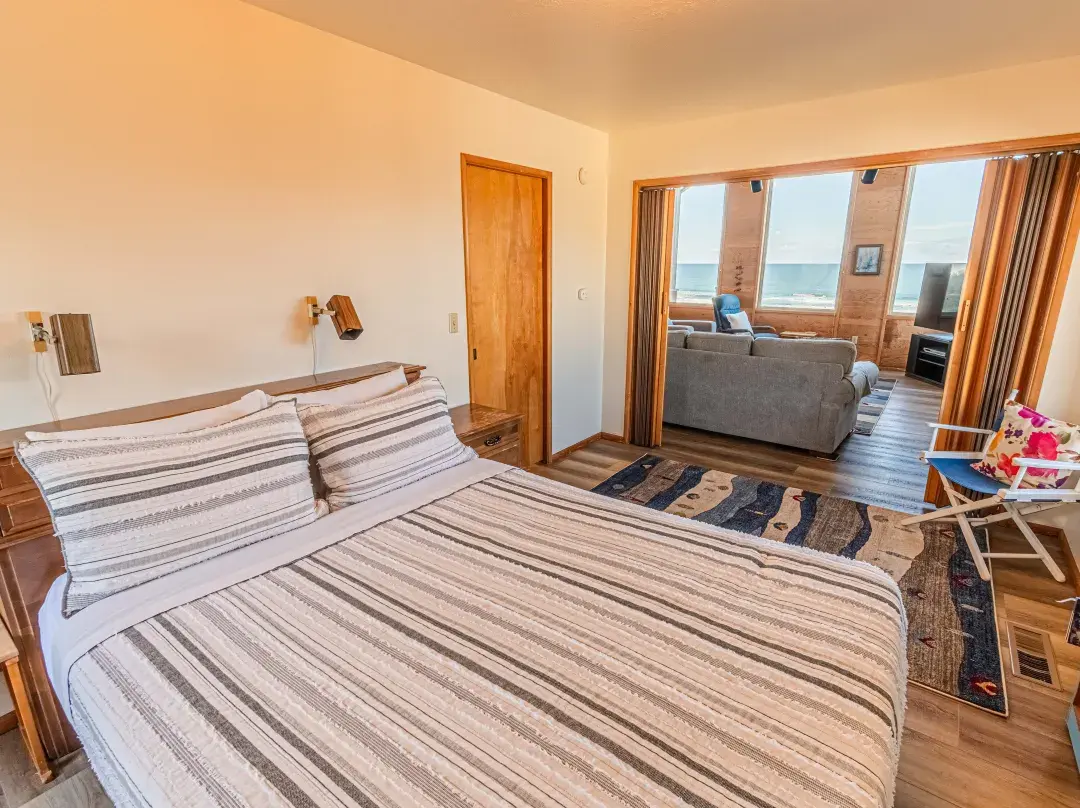 Spacious Deck And Cozy Living Area - Stunning Oceanfront Escape - Lincoln City