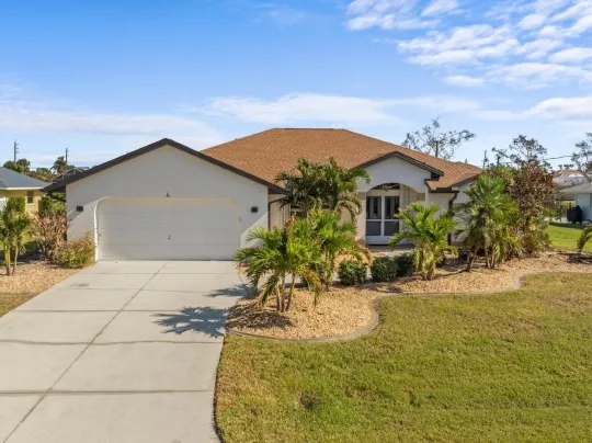 Welcoming Pool Home With Canal Access - Charming Coastal Retreat - Englewood, FL