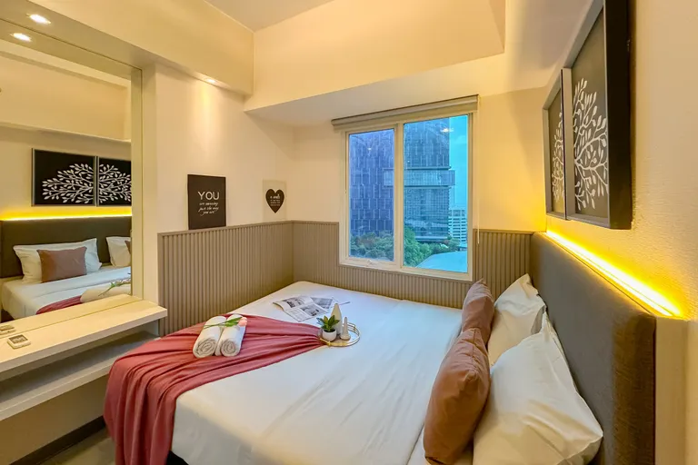 Contemporary Cozy 2br With Direct Access To Mall At Tanglin Supermall Mansion Apartment By Travelio - Surabaya
