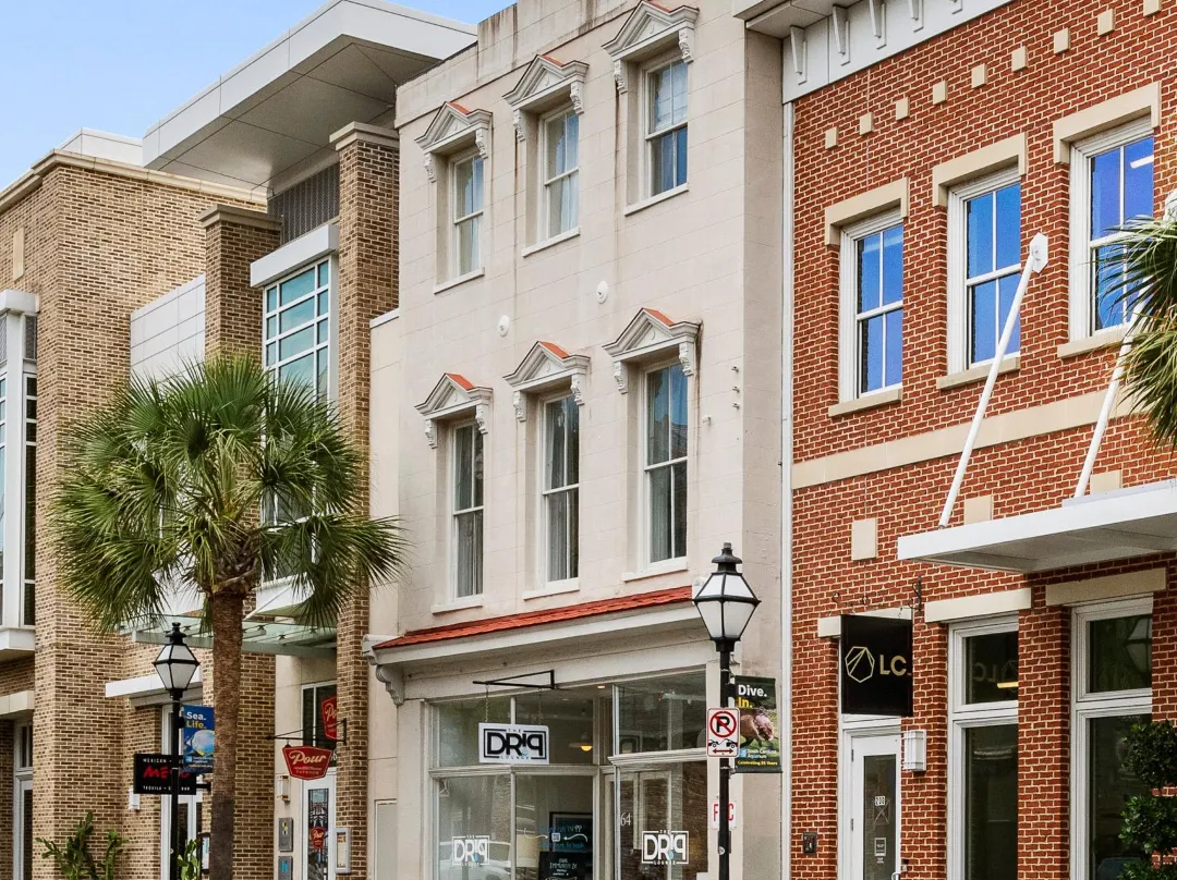 Spacious Design With Brick Fireplace And Parking - Charming Cozy Escape - Charleston