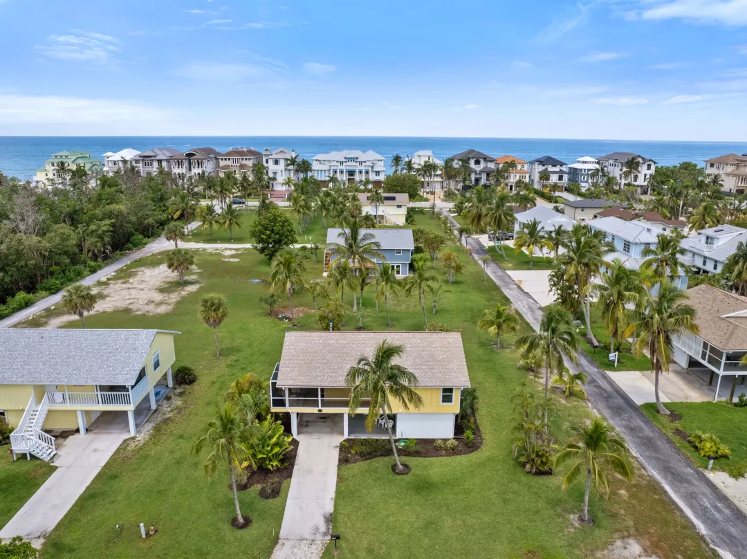 Spacious Backyard And Bay Views - Charming Beach Haven - Bonita Springs, FL