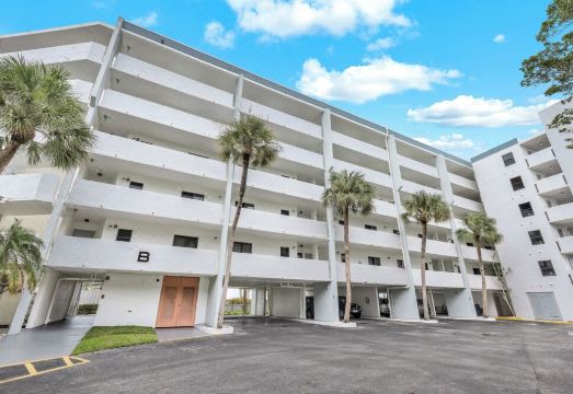 Stunning Marco River Waterfront 2 Bath w/ King Bed. Balcony, Pools/ Spa ...