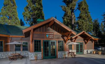 John Muir Lodge, Grant Grove Cabins - Kings Canyon Natl Park in Hume ...