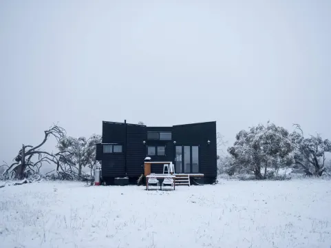 Serene Mountain Retreat In Jindabyne - Private Tiny Home - Kosciuszko National Park