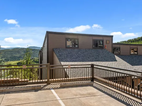 Scenic Views And Cozy Living Spaces - Charming Mountain Getaway - Aspen, CO