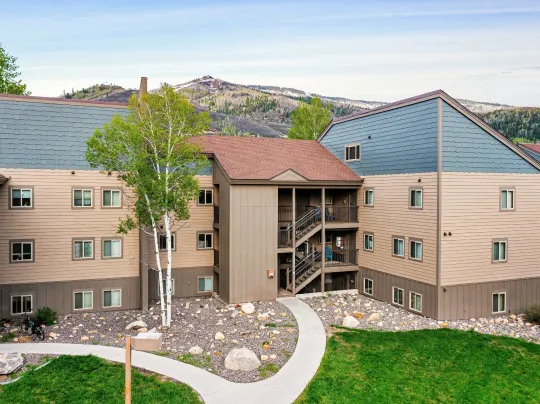 Ski Bus Access, Gas Fireplace, Pool & Hot Tub - Cozy Fun - Steamboat Springs, CO