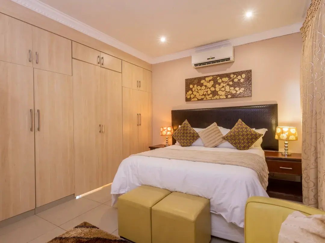 Ezulwini Guest House - Queen Room With Balcony, Pool View & Jacuzzi In Balito - Dolphin Coast