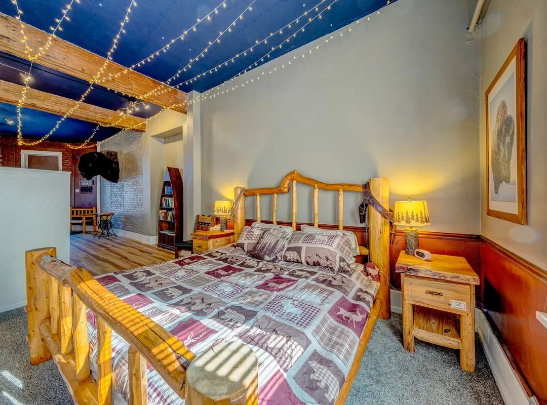 Spacious Suite With Private Services - Captivating Western Retreat - Sheridan, WY