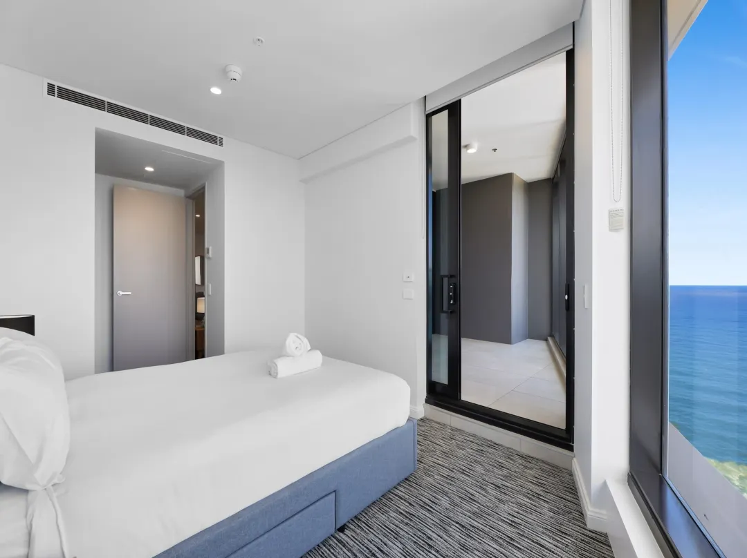 Luxe Oceanfront 1-bed High Rise With Pool & Gym - Surfers Paradise