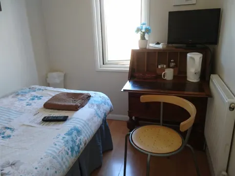 Tiny Single Shared Bathroom Room - Hayes