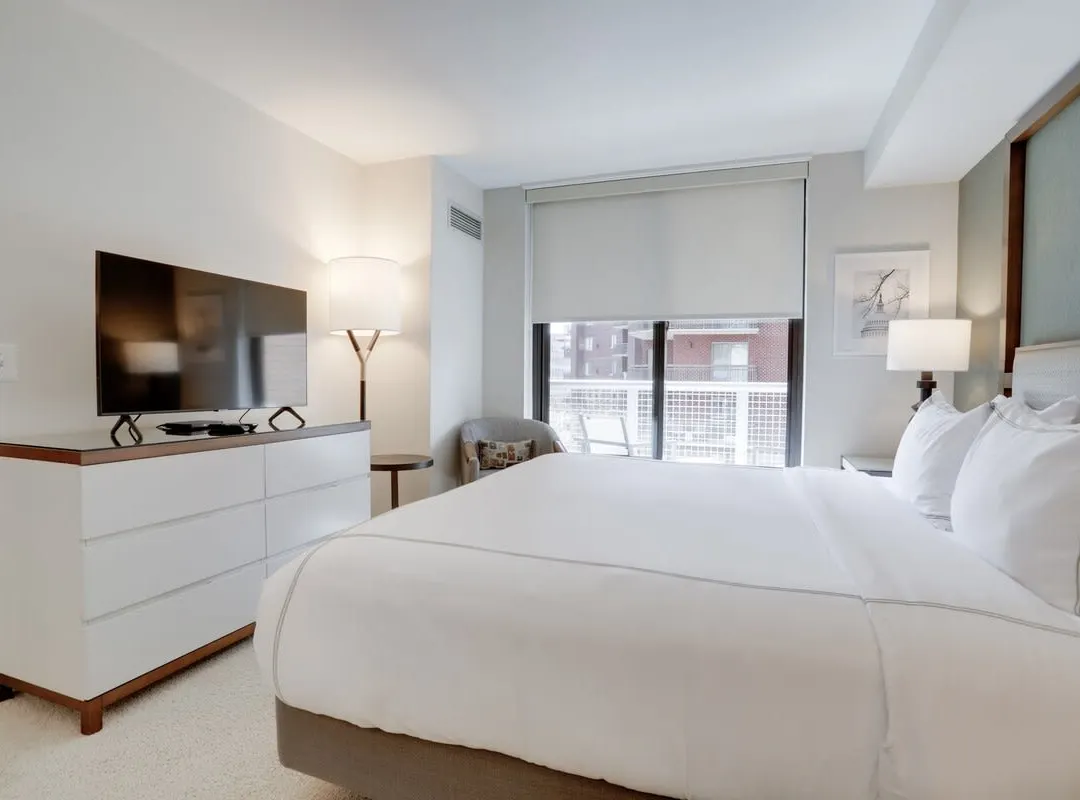 Elegant Amenities And Noise-reducing Design - Stylish Retreat - Arlington, VA