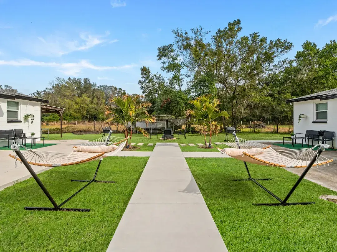 Convenient Amenities And Shared Outdoor Spaces - Serene Escape - Plant City, FL