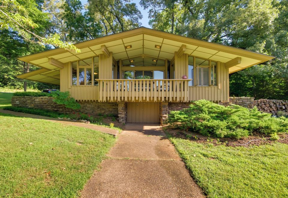 Tranquil Mid-Century Modern Cottage w/ Forest View, Cherokee Village ...