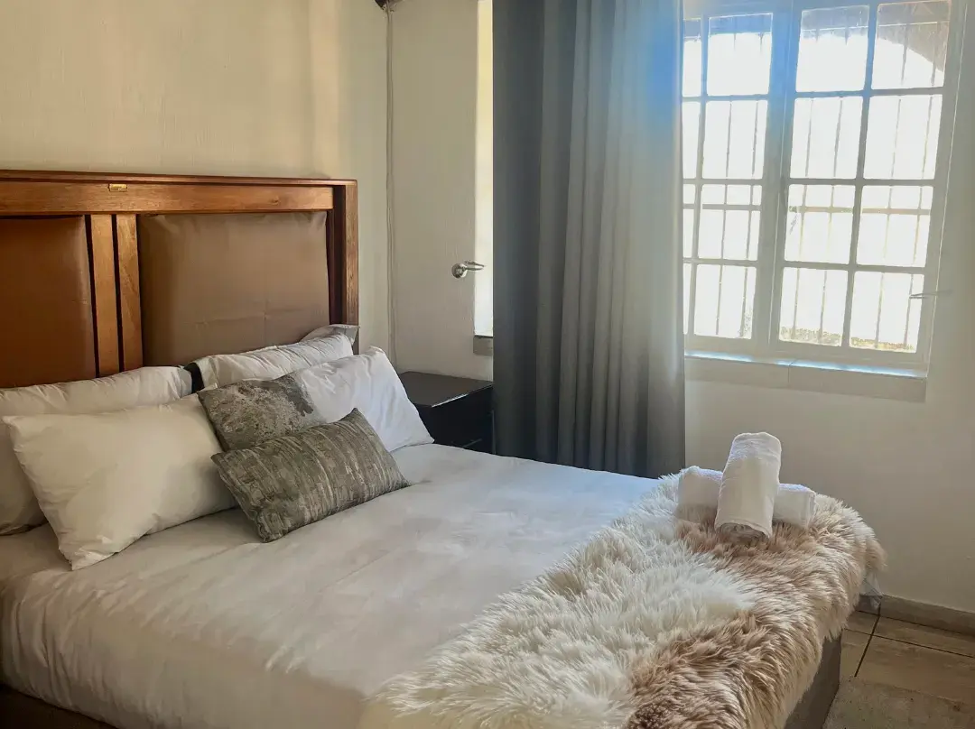 Serene Thatched Roof Retreat In Faerie Glen, Pretoria - Pretoria