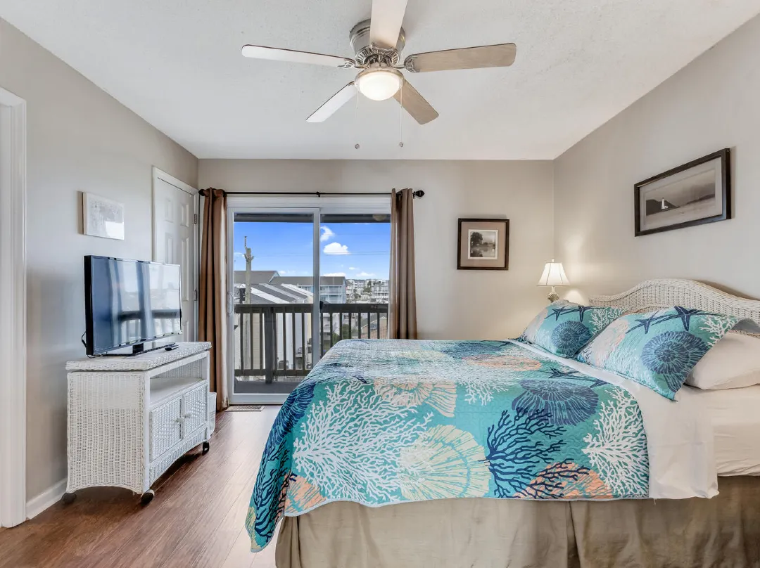 Ocean View Deck And Beach Access - Charming Coastal Retreat - Carolina Beach, NC