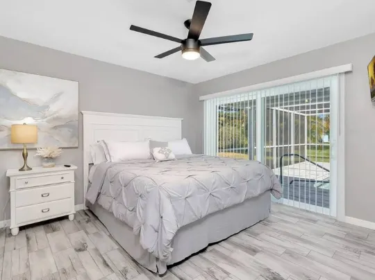 Charming Retreat With Poolside Oasis And Golf Community Access - Delightful Escape - Englewood, FL