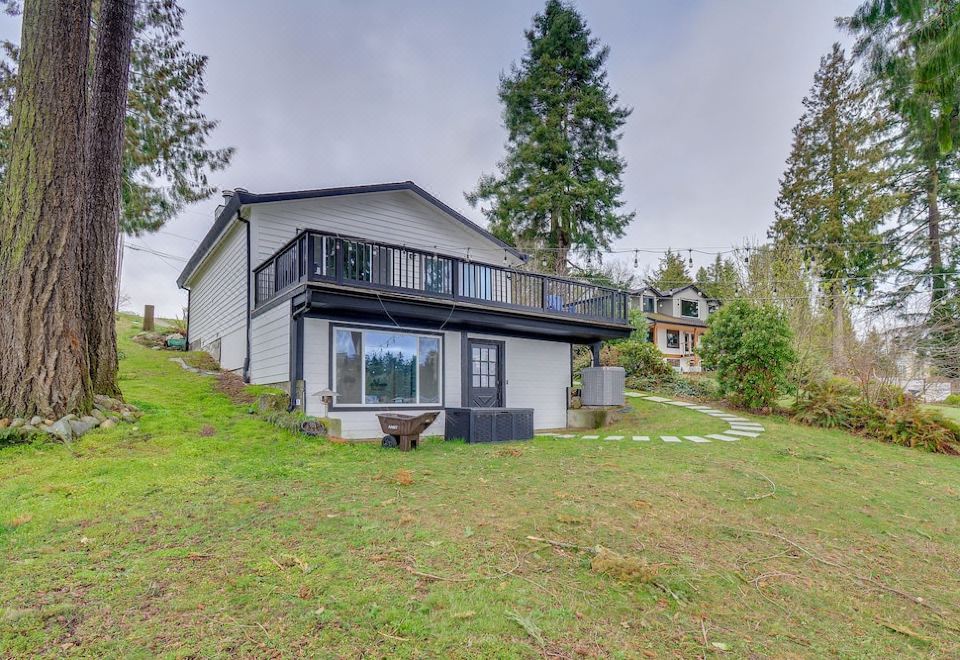 Waterfront Cottage on Angle Lake w/ Private Deck, SeaTac - 2026 Prices ...