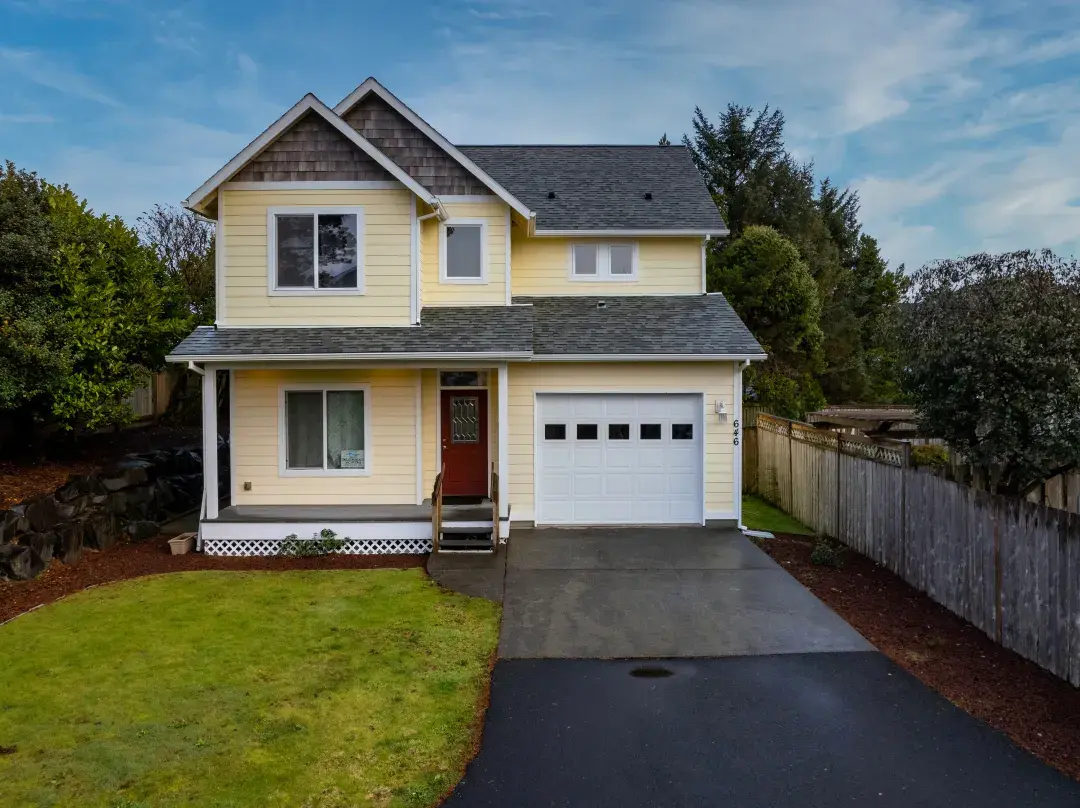 Luxurious Riverside Haven - Fireplace, Garage, Yard - Seaside