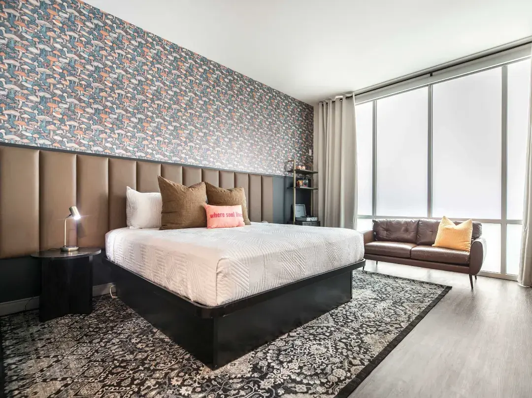 Funky Design And Modern Comforts - Vibrant Creative Oasis - Macon, GA