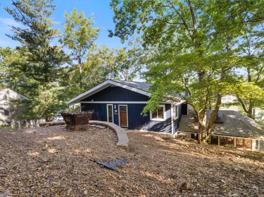 Firepit, Kayaks, Paddle Board And Lake Views - Charming Lake Retreat - Sunrise Beach, MO