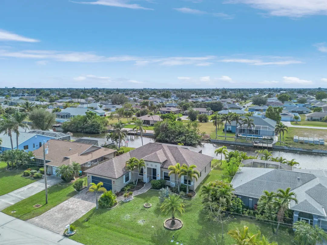 Heated Pool, Custom Outdoor Kitchen, Kayaks - Charming Tropical Retreat - Cape Coral, FL