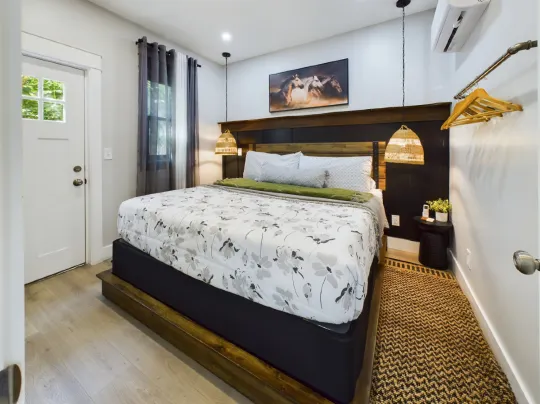 Cozy Living With Full Kitchen And Laundry - Charming Historical Retreat - Albany, OR