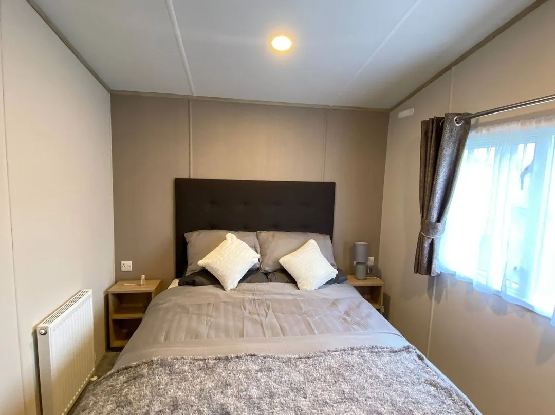 Elegant 2 Bed One And Half Bath Caravan In Holiday Resort - Sleeps 6 - Northampton