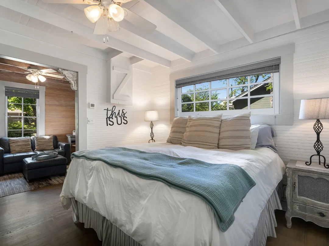 Charming Rustic Getaway - Hot Tub, Fireplaces, Wifi - Fredericksburg, TX