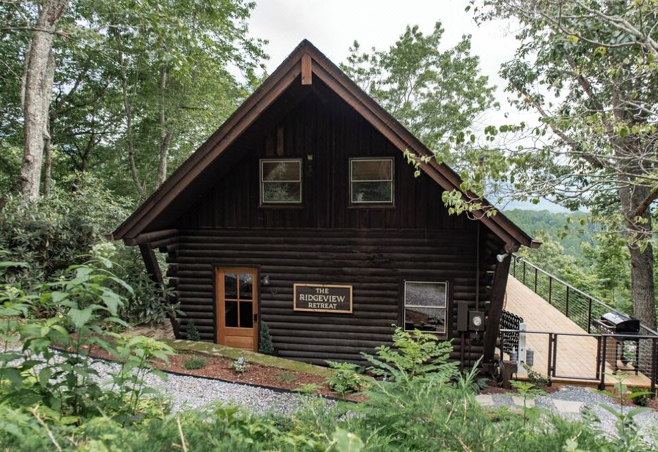 Hot tub Sauna Fire pit Pool Table Arcade Games Relax in Black Mtn ...