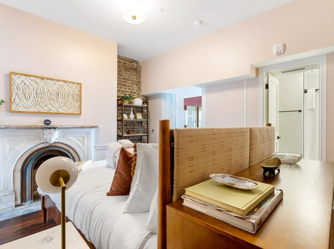 Charming Cocktail Lounge And Resort-style Amenities - Elegant Escape - Charleston, SC