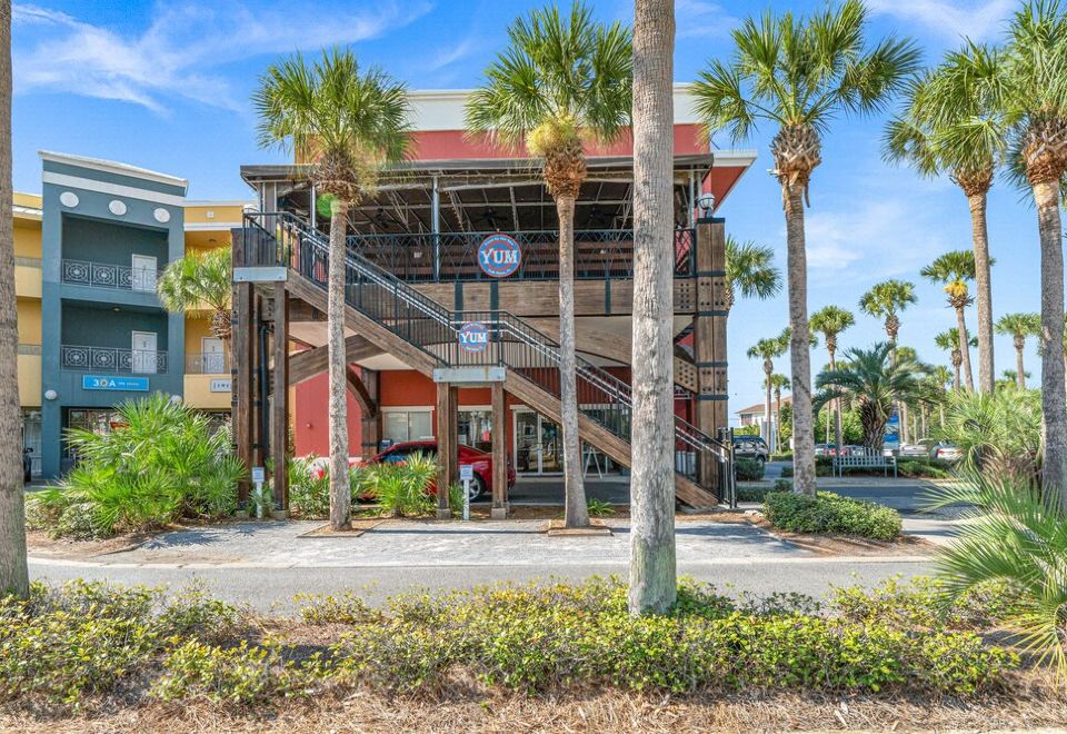 Steps to Deeded Beach/3 Pools-Pickle Ball Courts/Gulf Views/Dining ...