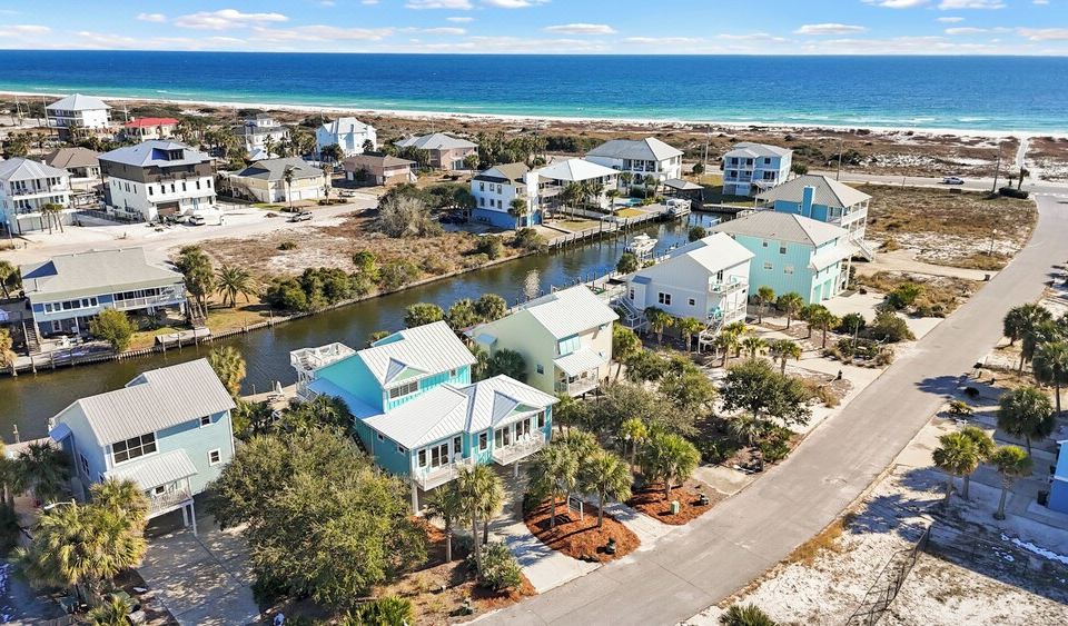 Private Heated Pool, Private Beach, Pickleball/Tennis/Basketball. Boat ...