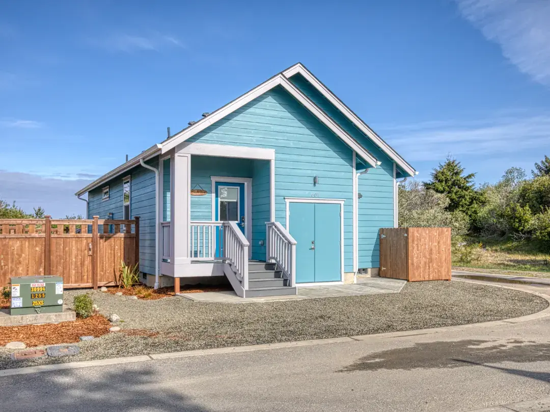 Cozy Back Porch And Open Concept Living - Charming Beach Retreat - Ocean Shores, WA