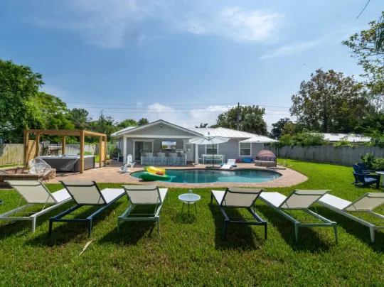 Cozy Retreat - Wifi, Fire Pit, Relaxing Patio - Jacksonville, FL