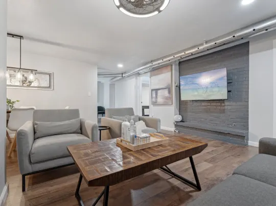 Spacious Gathering Areas And Pool Table - Inviting Retreat - Oklahoma City