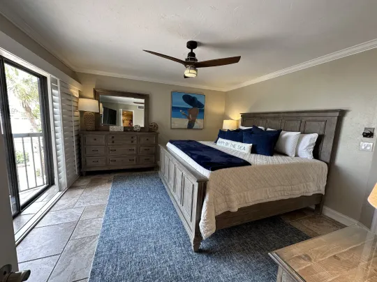 Stunning Beachfront Escape - Hot Tub, Pool, Balcony, Grill - Siesta Key, FL