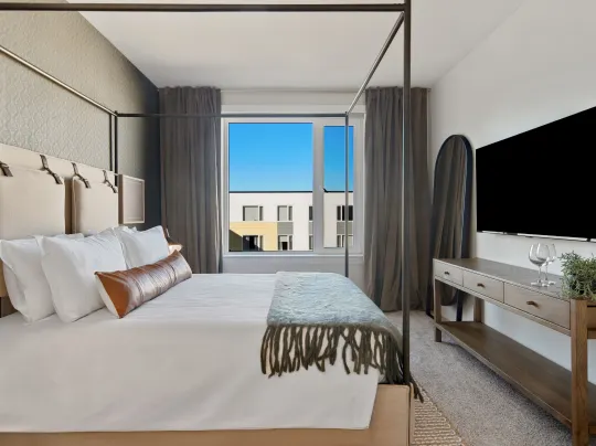 Luxe Everett 2br–2ba W/ Pool, Gym & Parking - Marblehead, MA