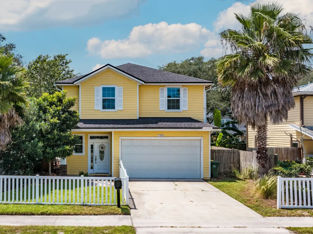 Cozy Fenced Yard And Bright Living Spaces - Charming Coastal Retreat - Atlantic Beach, FL