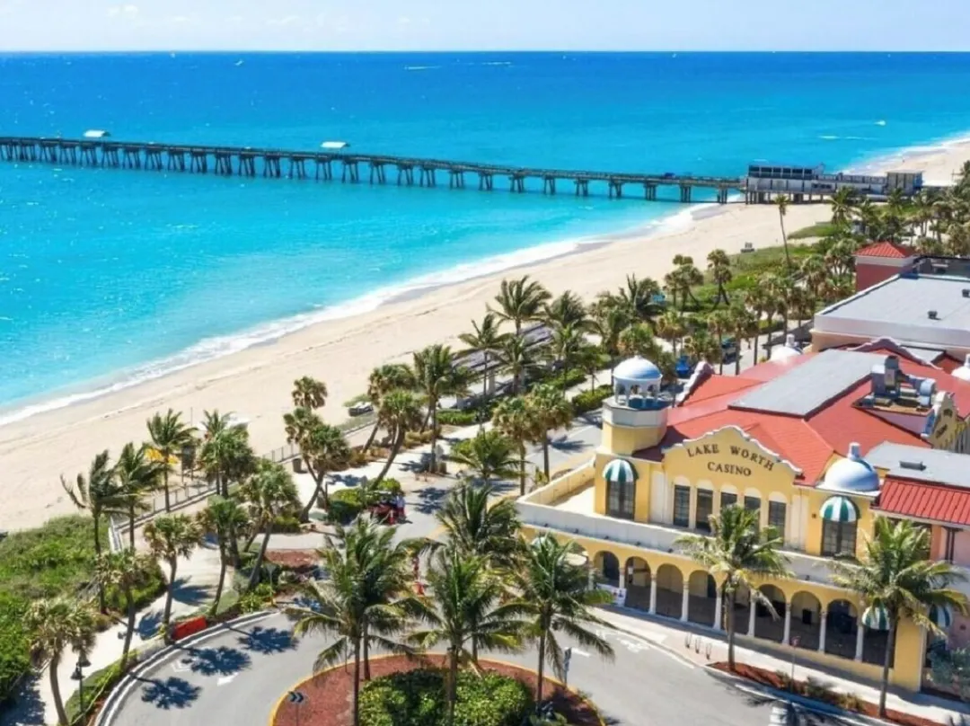 Charming Coastal Retreat With Office Space And Bikes - Inviting Getaway - Lake Worth, FL