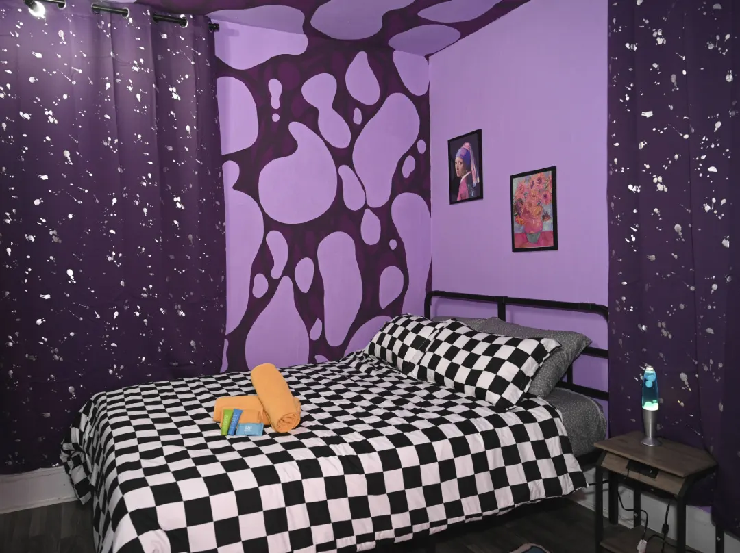 Colorful Retreat With Unique Decor And Cozy Comfort - Charming Sanctuary - Cleveland, OH