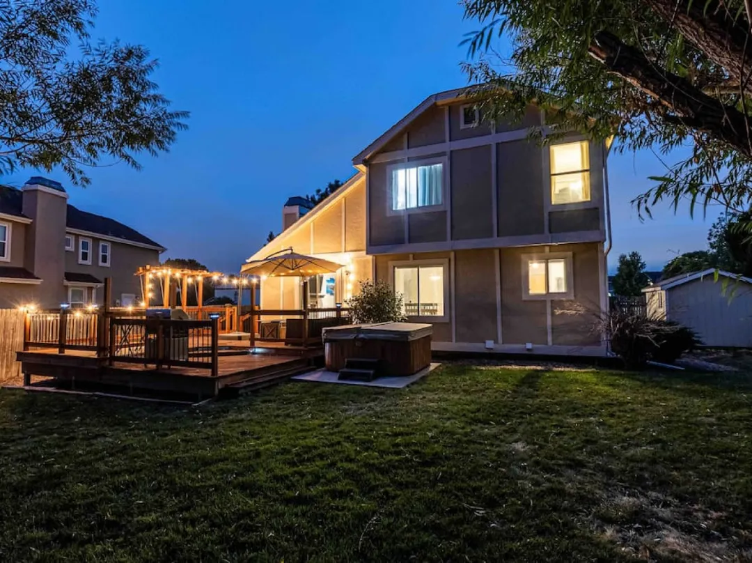 Serenity Haven - Hot Tub, Theater, Firepit, Gym, Yard - Colorado Springs, CO