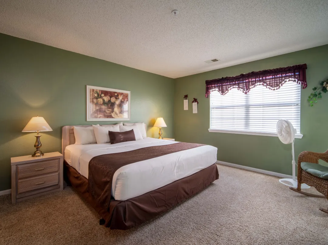 Spacious Living Area And Indoor Pool Access - Charming Golf Retreat - Branson