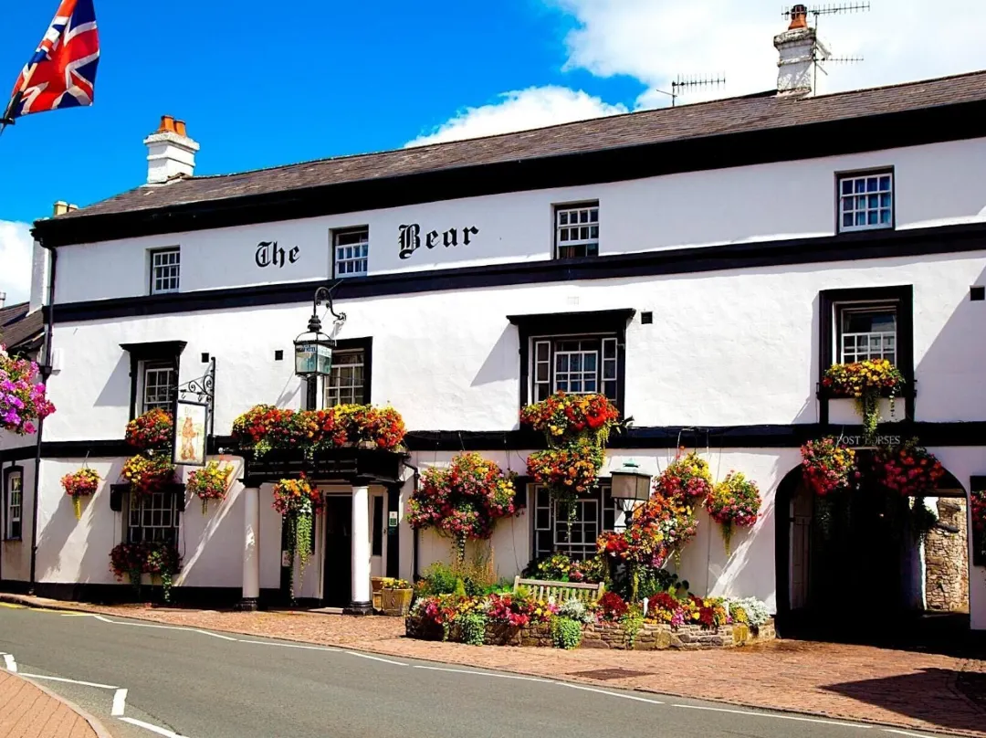Bear Crickhowell - Crickhowell