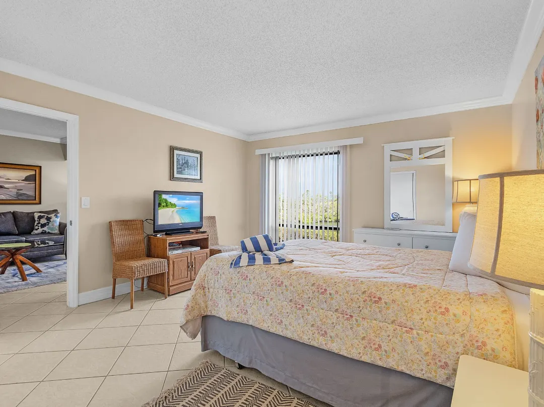 Charming Coastal Escape With French Balcony - Inviting And Cozy - Fort Myers Beach, FL